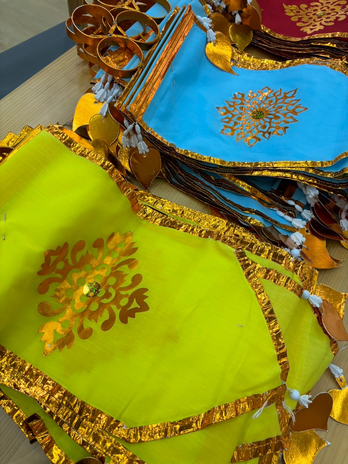 การฉลุลายสวยงาม สร้างตุงล้านนา เพื่อประกอบพิธีกรรมต่าง ๆ – Sansai Discovery